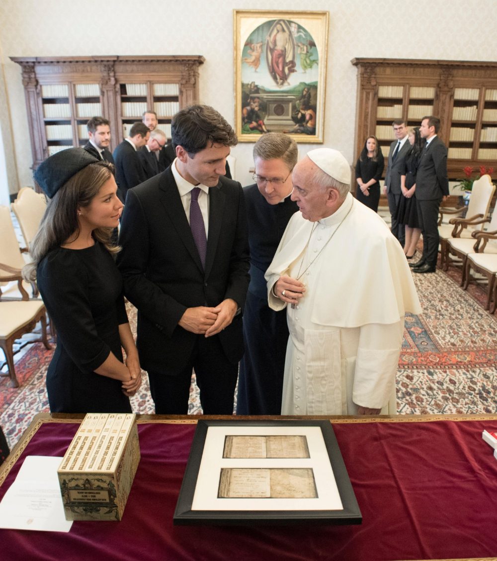 Pope Francis exchanges gifts with Canada’s Prime Minister Justin ...
