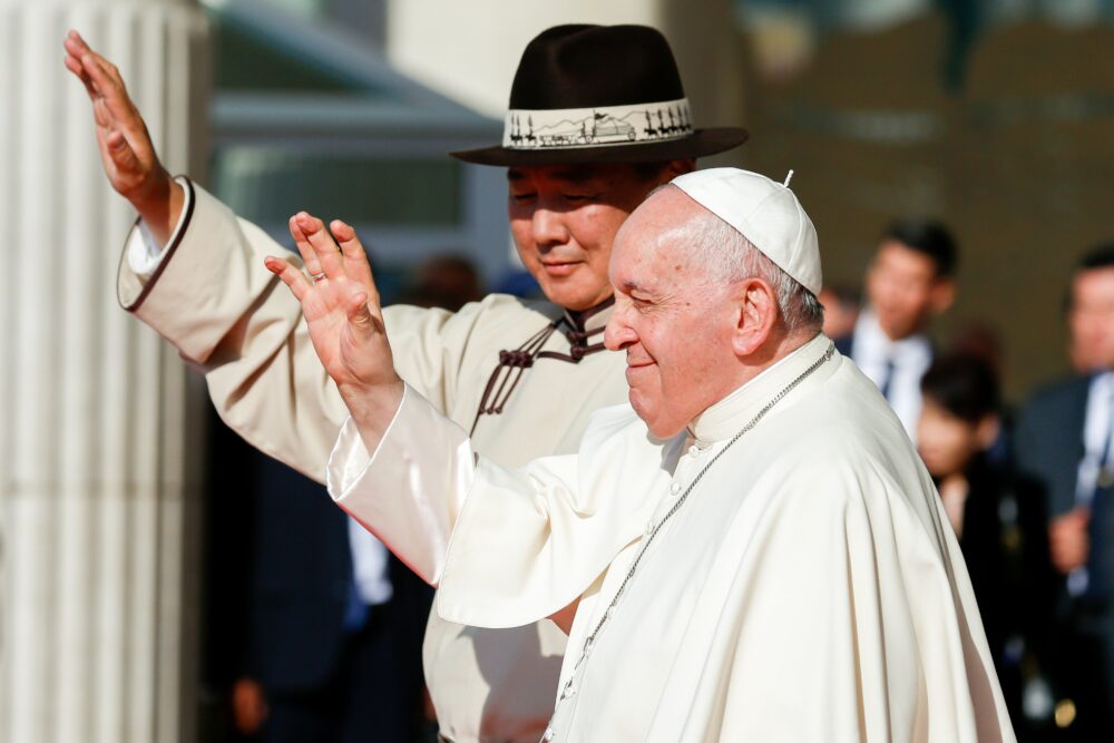 Pope Francis and Mongolian President Ukhnaagiin Khürelsükh wave to a ...