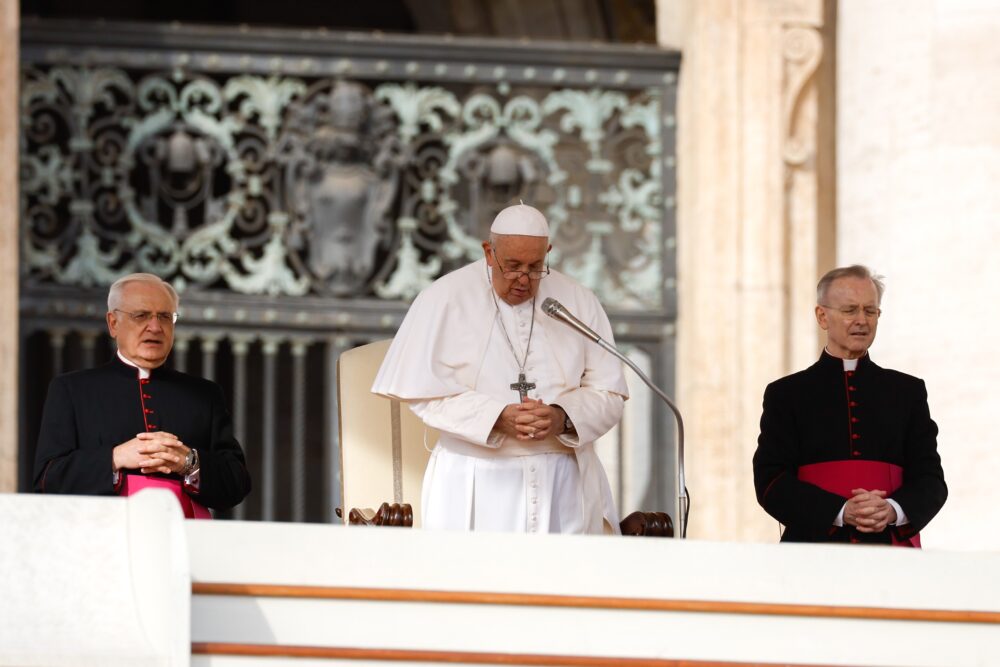 Pope Francis prays during his weekly general audience in St. Peter’s ...